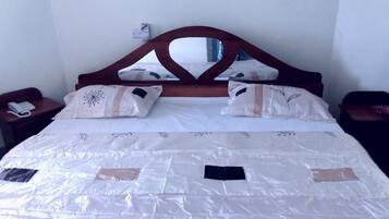 Quarto casal conforto, vista parcial para o oceano | Roupas de cama premium, escrivaninha, espaço de trabalho para notebook