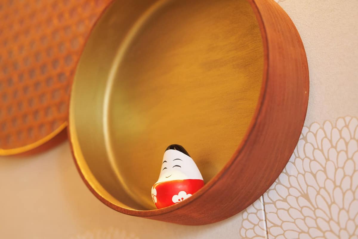 Uma tigela de madeira com uma figura sorridente no interior.