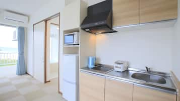 Apartamento em Condomínio Fechado, várias camas, vista para o oceano | Kitchenette privada | Um frigorífico, uma cafeteira/bule, uma chaleira elétrica