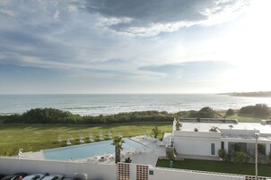 Piscina exterior, guarda-sóis, espreguiçadeiras 