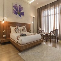 Quarto executivo, vista para a montanha | Escrivaninha, ferros/tábuas de passar roupa, Wi-Fi de cortesia