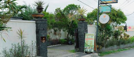 Uma entrada com portão e placa indicando 'Taman Ashling Homestay' e 'Aesthetic Beauty Spa & Salon'.