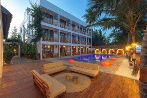 Hotel com piscina, área de estar externa e um edifício de vários andares.