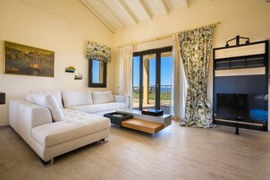 Orion Luxury Villa | Sala de estar | TV de tela plana