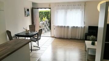 Estúdio, 1 quarto | Sala de estar | TV plasma