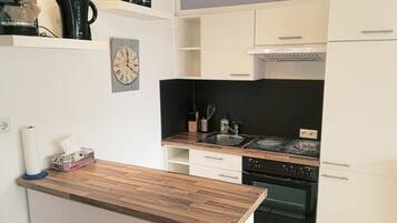 Estúdio, 1 quarto | Cozinha privada | Um frigorífico, um micro-ondas, um forno, uma placa de cozinha