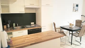 Estúdio, 1 quarto | Cozinha privada | Um frigorífico, um micro-ondas, um forno, uma placa de cozinha