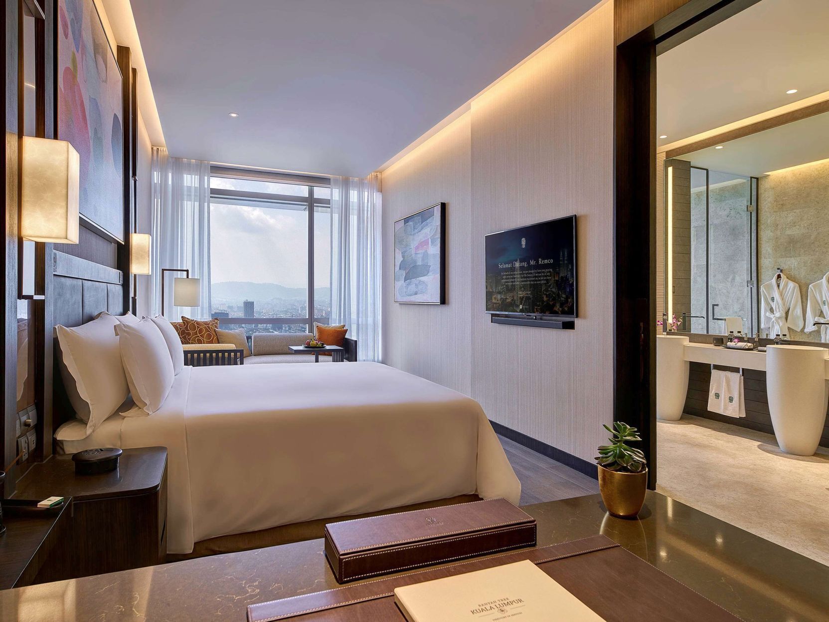 Roupa de alta qualidade, minibar, cofre no quarto, secretária 