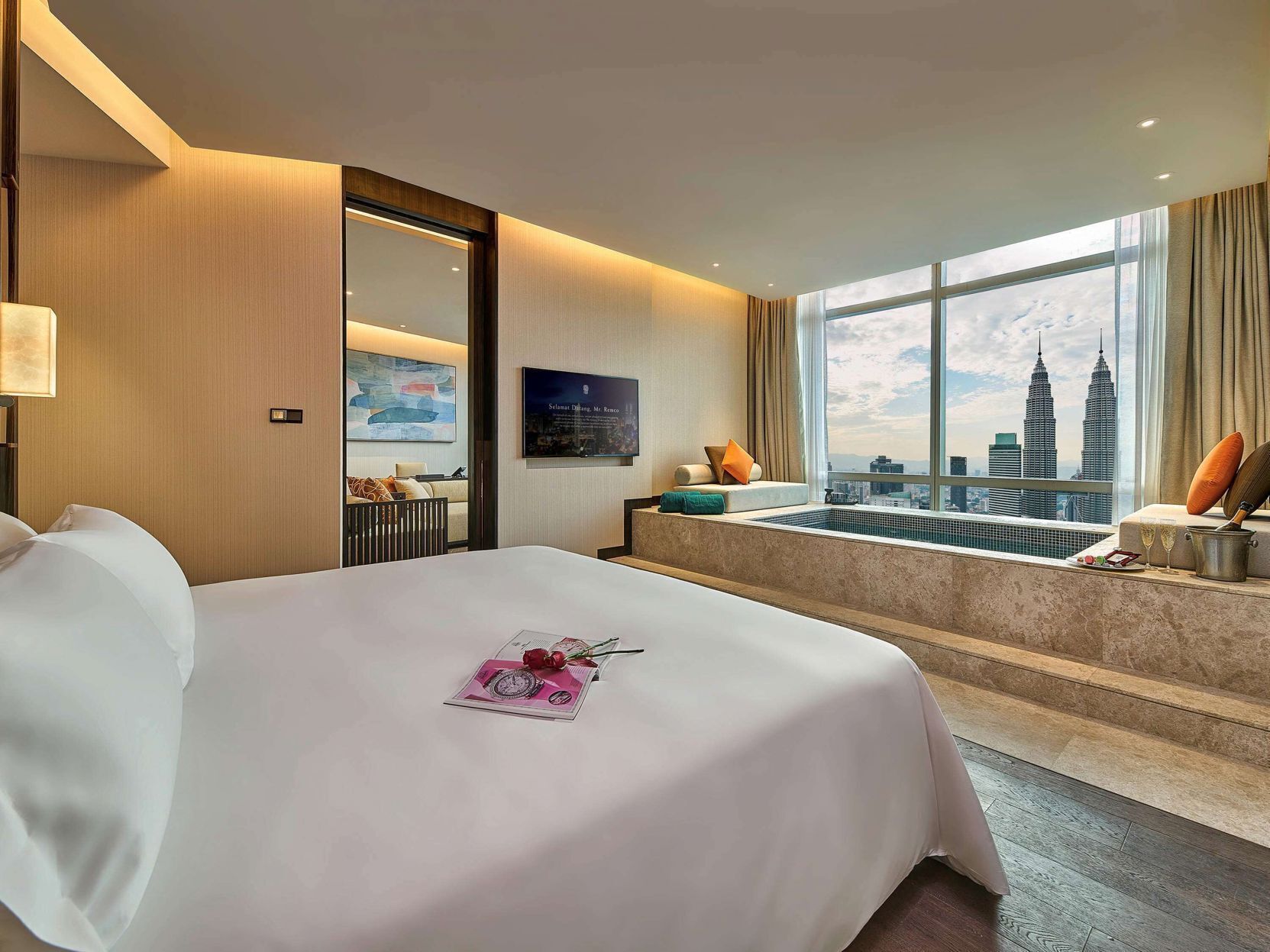 Roupa de alta qualidade, minibar, cofre no quarto, secretária 