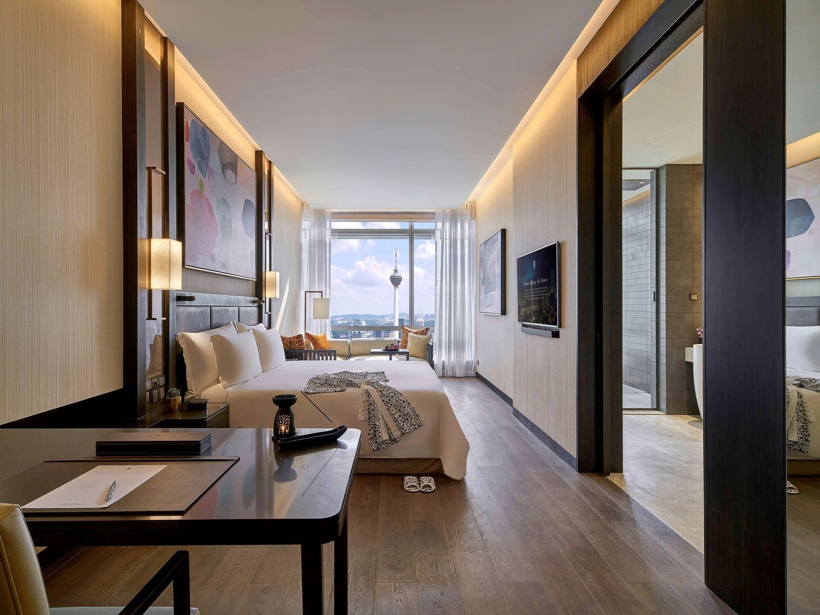 Roupa de alta qualidade, minibar, cofre no quarto, secretária 