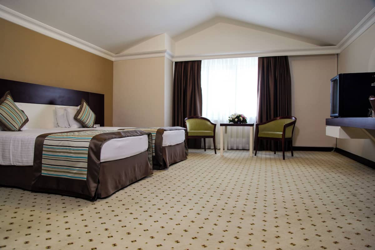 Quarto Triplo Standard | 1 quarto, minibar com produtos grátis, cofre no quarto, secretária