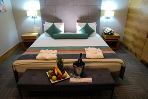 Minibar com produtos grátis, cofre no quarto, secretária 