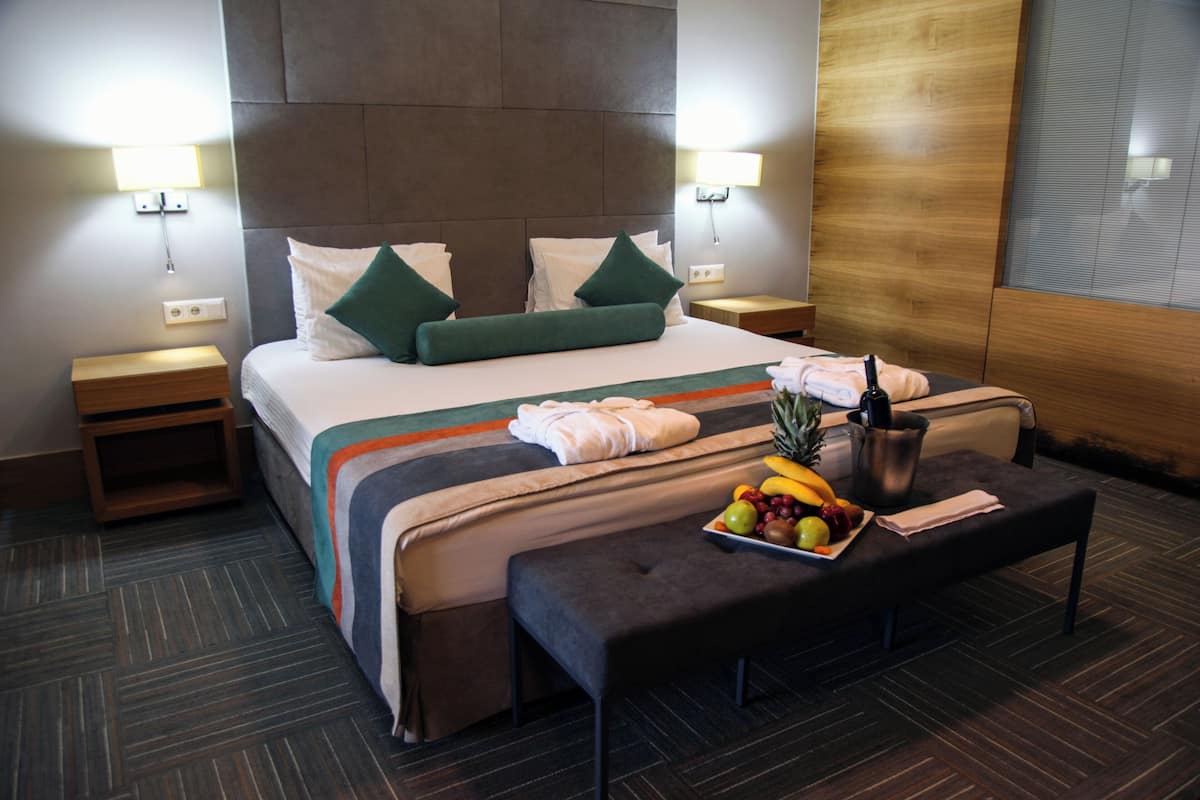 Suite-Estúdio de Luxo | 1 quarto, minibar com produtos grátis, cofre no quarto, secretária