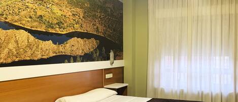 Cortinas/cortinados opacos, berços/camas para crianças grátis