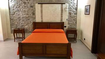 Quarto casal conforto (Stone) | Roupas de cama premium, frigobar, escrivaninha, Wi-Fi de cortesia
