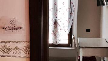 Roupa de alta qualidade, minibar, secretária, Wi-fi grátis