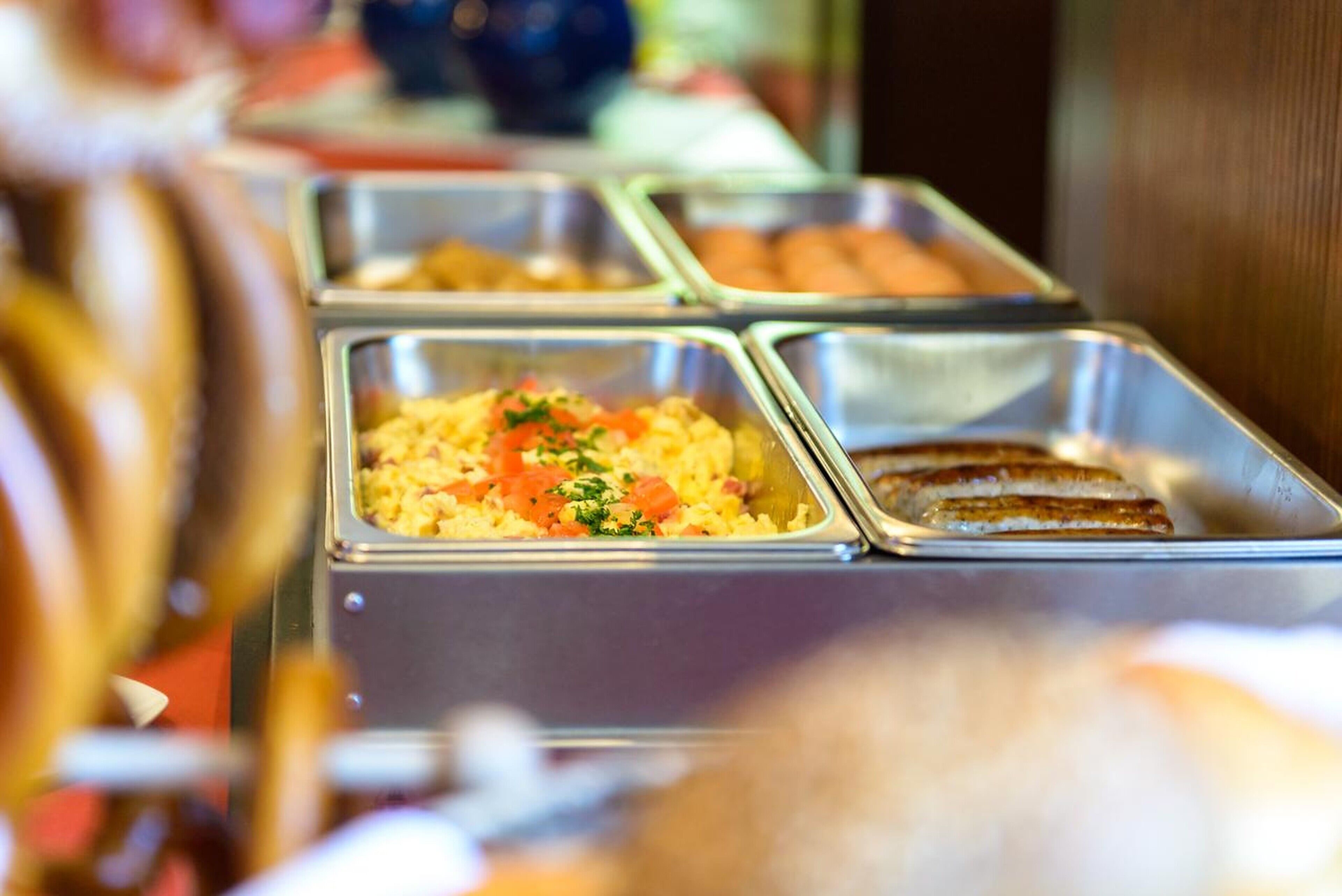 Buffet com diversas opções de comida.