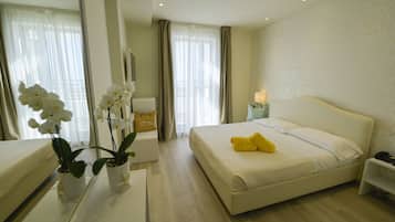 Suíte panorâmica, vista para o mar | 1 quarto, cofres nos quartos, individualmente decorados
