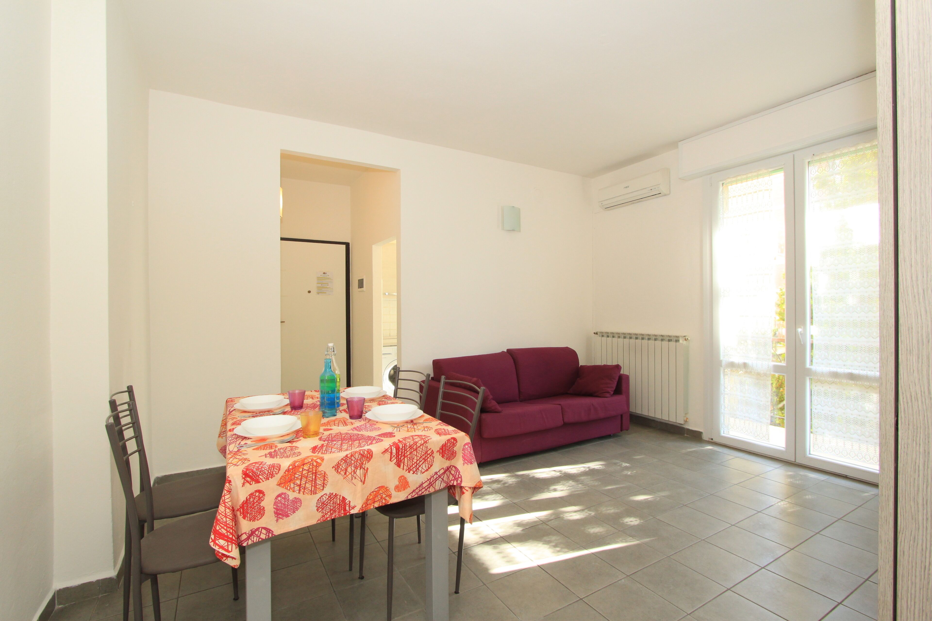Apartamento Clássico, 2 quartos | Sala de estar | Televisor 