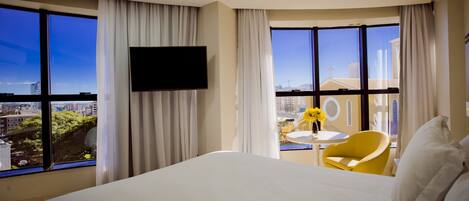 Quarto luxo, 1 quarto | Roupas de cama premium, frigobar, cofres nos quartos, cortinas blackout