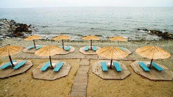 Na praia, espreguiçadeiras, guarda-sóis de praia, bares na praia 