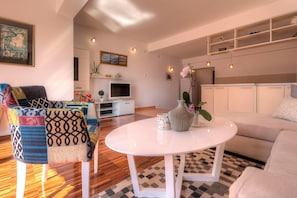 Apartamento superluxo, 1 quarto, terraço, no jardim | Área de estar | TV de tela plana