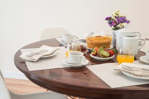 Apartamento, 1 quarto | Cozinha privada | Geladeira grande, micro-ondas, fogão, cooktop