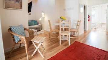 Apartamento, 1 quarto, terraço | Área de estar | TV de tela plana, brinquedos