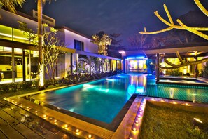 2 piscinas exteriores 