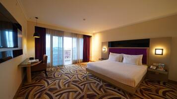 Quarto Empresarial | Minibar, cofre no quarto, secretária, cortinas/cortinados opacos