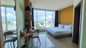 Escrivaninha, cortinas blackout, Wi-Fi de cortesia