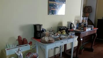 Pequeno-almoço tipo buffet diário (10 EUR por pessoa)