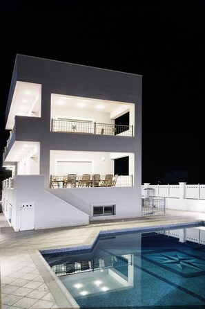 Estúdio, vista para o mar | Fachada do alojamento (tarde/noite)