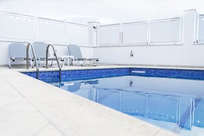 Piscina exterior, espreguiçadeiras 