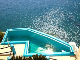 Piscina exterior, guarda-sóis, espreguiçadeiras