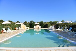 Piscina externa, espreguiçadeiras