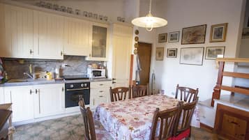 Villa | Cozinha privada | Um frigorífico, uma placa de cozinha, uma máquina de lavar louça