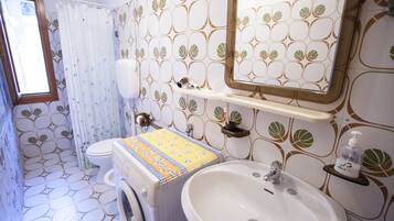 Villa | Casa de banho | Um polibã, um bidé