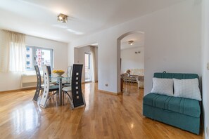 Apartamento Familiar, 3 quartos | Sala de estar | Televisor de ecrã plano de 45 polegadas com canais por cabo, televisor 