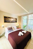 Suite de Luxo, 2 quartos, 2 casas de banho | Lençóis de algodão egípcio, roupa de alta qualidade, edredões de penas 