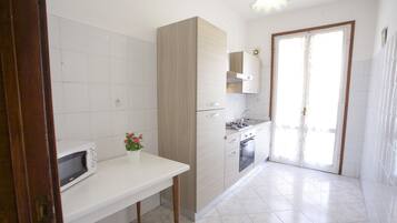 Apartamento | Cozinha privada | Um frigorífico, uma placa de cozinha, utensílios de cozinha