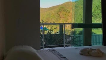 Frigobar, ferros/tábuas de passar roupa, camas extras/dobráveis