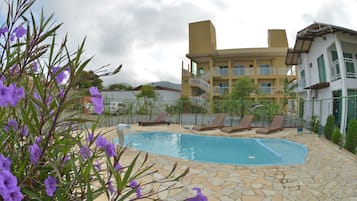 Piscina externa, funciona das 9h às 21h, espreguiçadeiras
