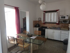 Casa Familiar, 2 quartos, cozinha, vista para o parque | Cozinha privada | Um frigorífico/congelador grande, um micro-ondas, uma placa de cozinha 