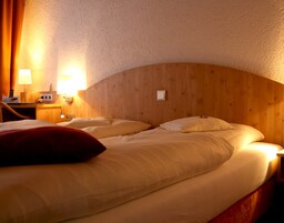 Quarto casal | Cofres nos quartos, escrivaninha, berços grátis