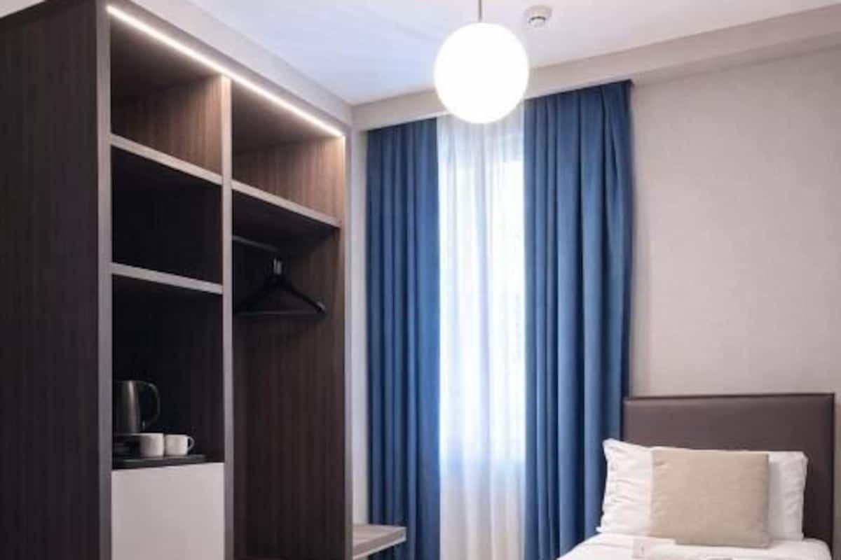 Quarto Individual | Minibar, cofre no quarto, secretária