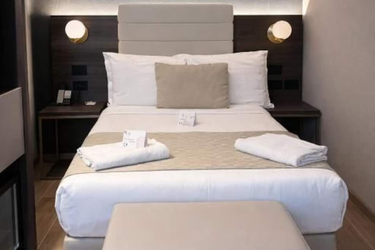 Minibar, cofre no quarto, secretária