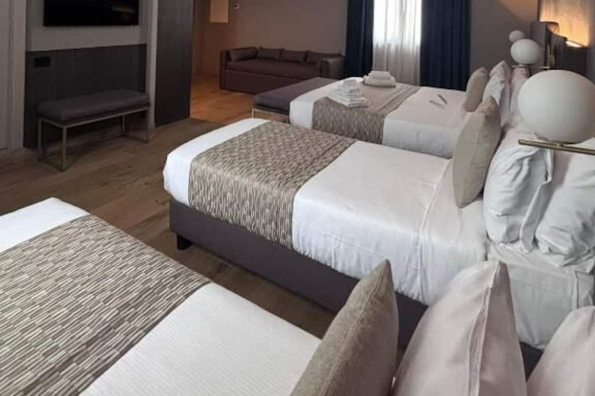 Quarto Quádruplo Premium | Minibar, cofre no quarto, secretária