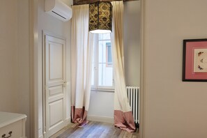 Apartamento, 2 quartos | 1 quarto, individualmente decorados, individualmente mobiliados