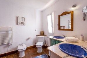 Quarto casal ou duplo superluxo, 1 cama King, sacada, vista para a montanha | Banheiro | Chuveiro, produtos de toalete grátis, secador de cabelo 
